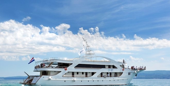 Custom President ID3512 - Mini cruiser in Split for charter in Croatia