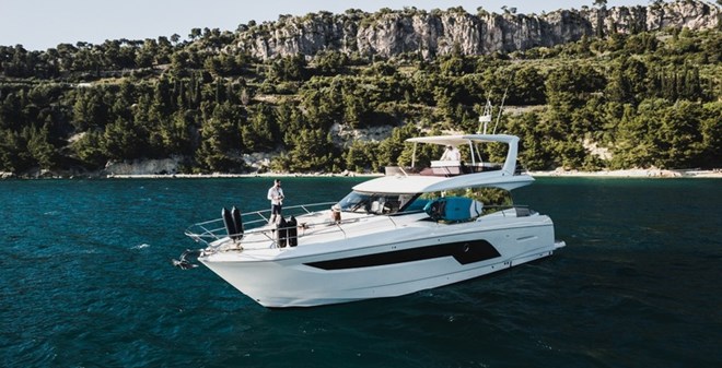 Prestige 590 Fly Flybridge ID5599 - Motor yacht in marina Podstrana for ...